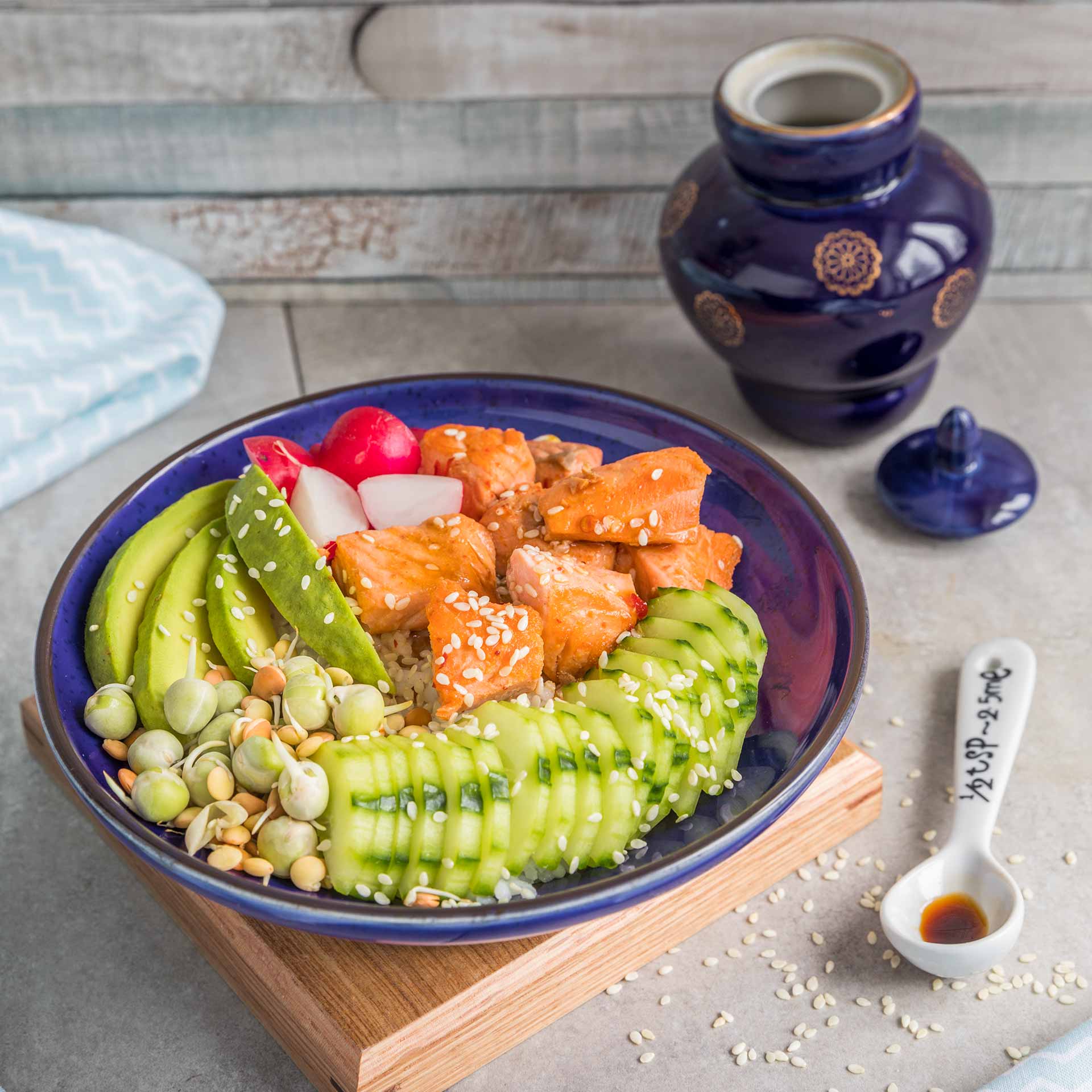 SteviaSweet | Sushi bowl with salmon and avocado